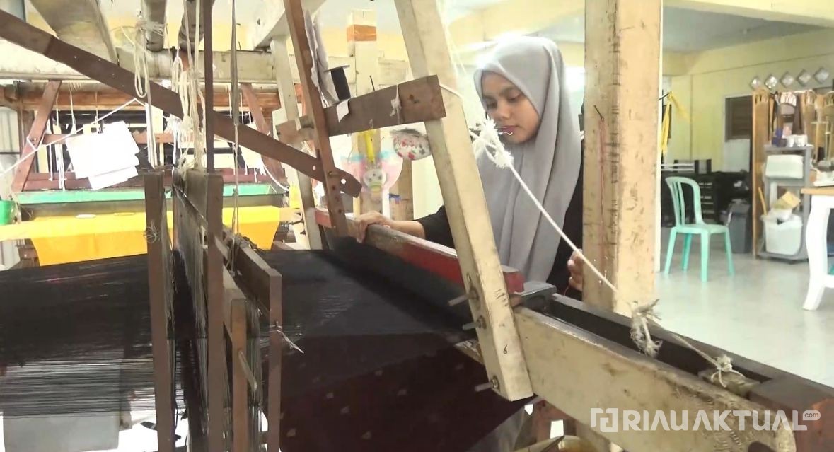 Kain Tenun Songket Tradisional Riau Tetap Eksis di Tengah Persaingan ...