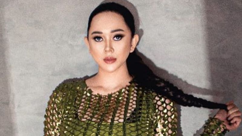 Tiga Potret Aura Kasih Pakai Dress, Bikin Netizen Merinding bak Ratu Ular!
